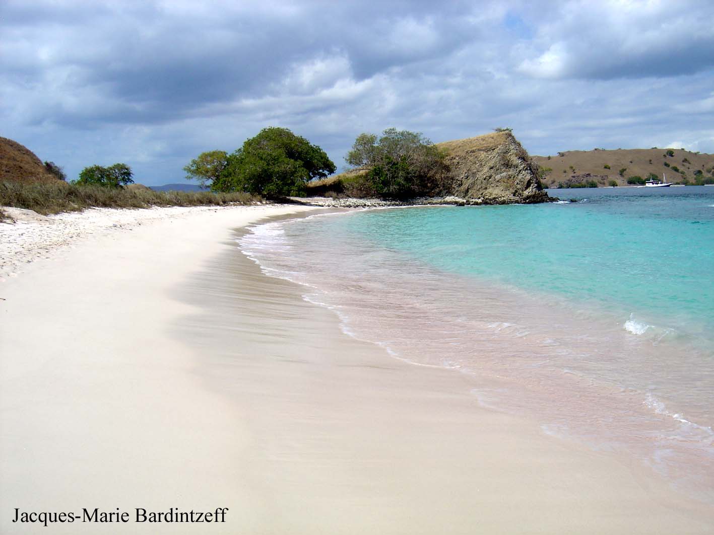 La « Plage rose » en Indonésie, par Jacques-Marie Bardintzeff