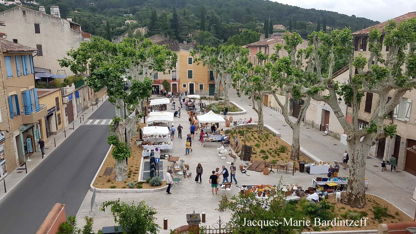 Le charmant village de Cotignac dans le Var, par Jacques-Marie Bardintzeff