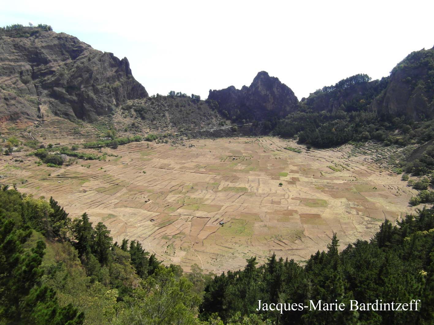 « Cratère » Cova de Paul, Cap-Vert, par Jacques-Marie Bardintzeff