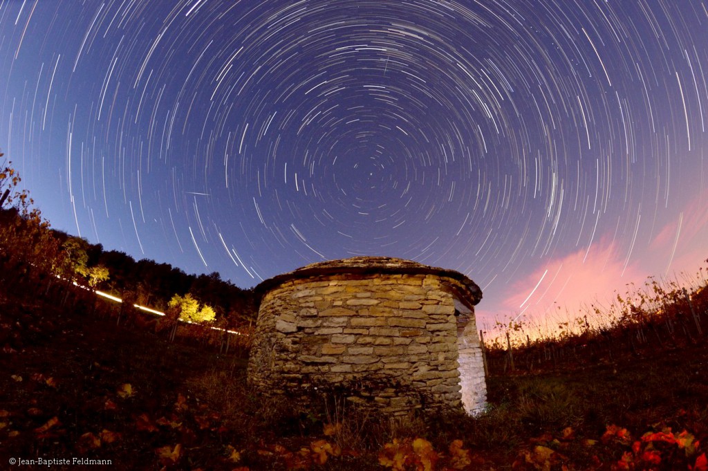 Tourbillon d'étoiles au-dessus d'une cabotte