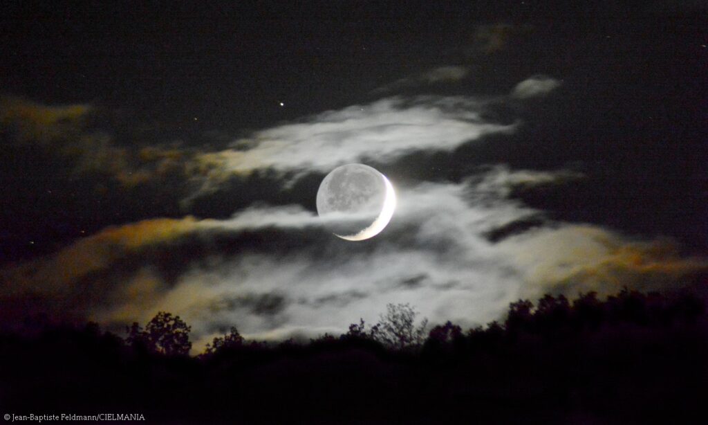 Nuages irisés pour une occultation d'étoile par la Lune