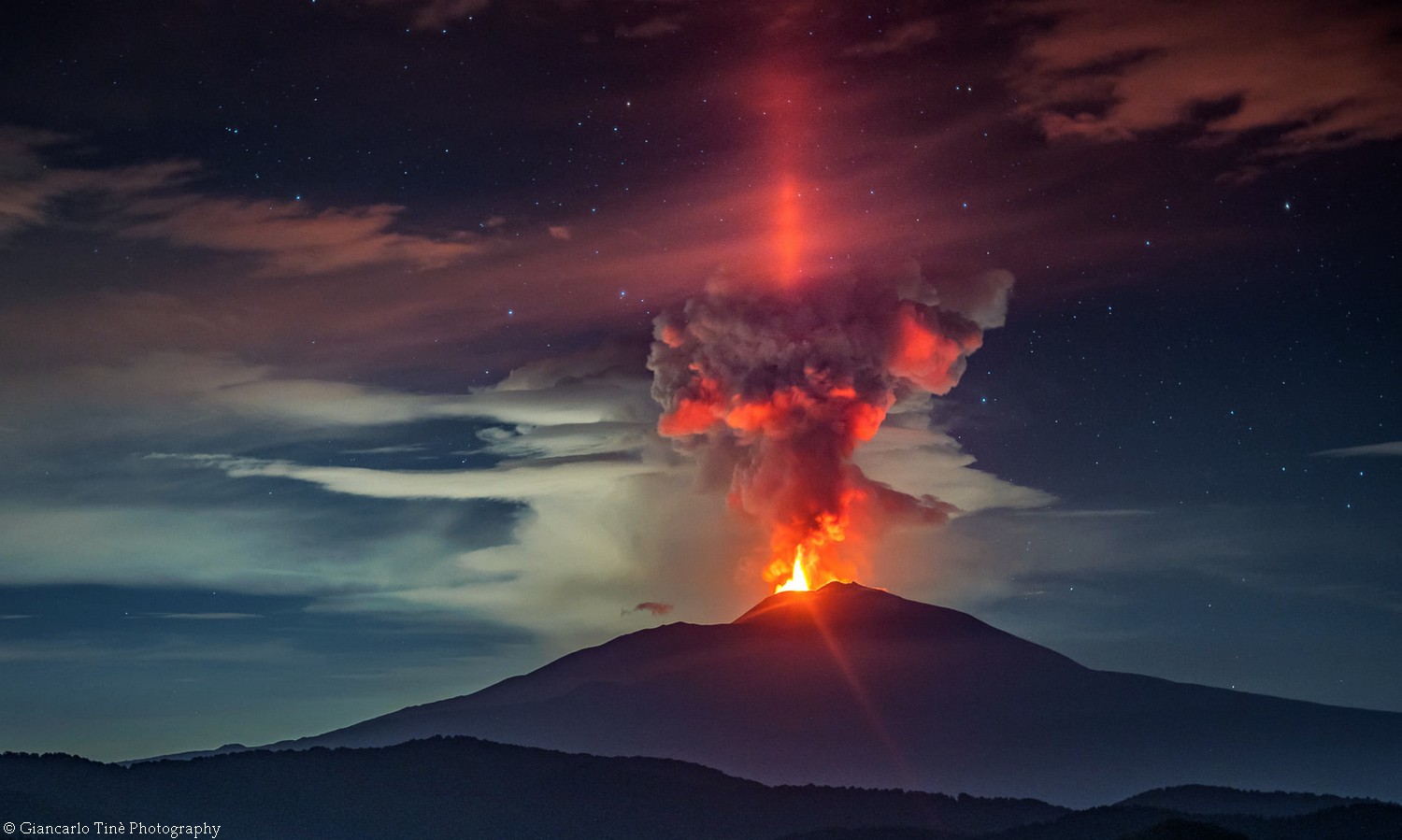Pilier de lumière au-dessus de l'Etna en éruption