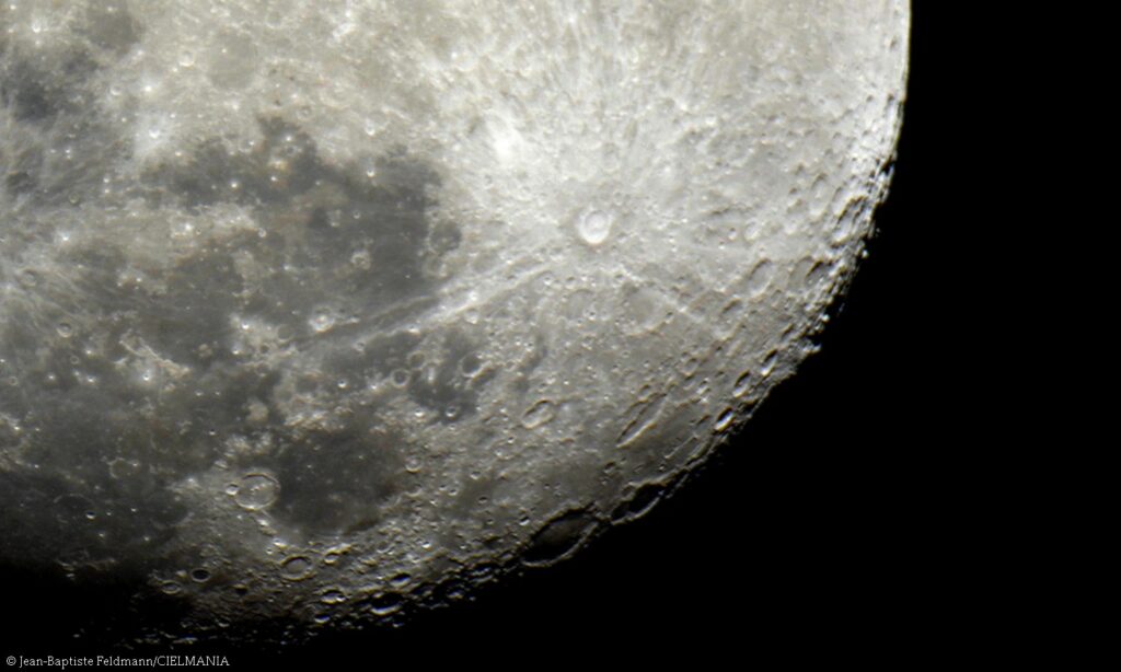 Saisissant : la Station spatiale et le cratère lunaire Tycho
