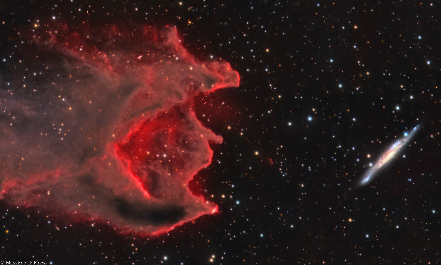 CG 4, le globule qui semble se jeter sur une galaxie